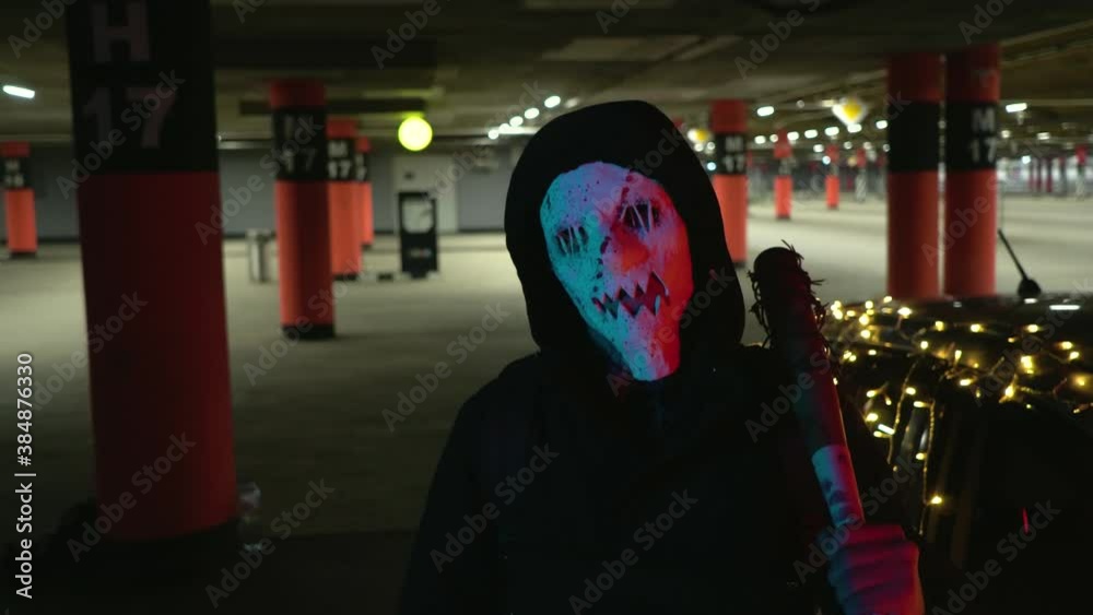 Vidéo Stock A man in a scary mask close-up in the parking lot. The ...