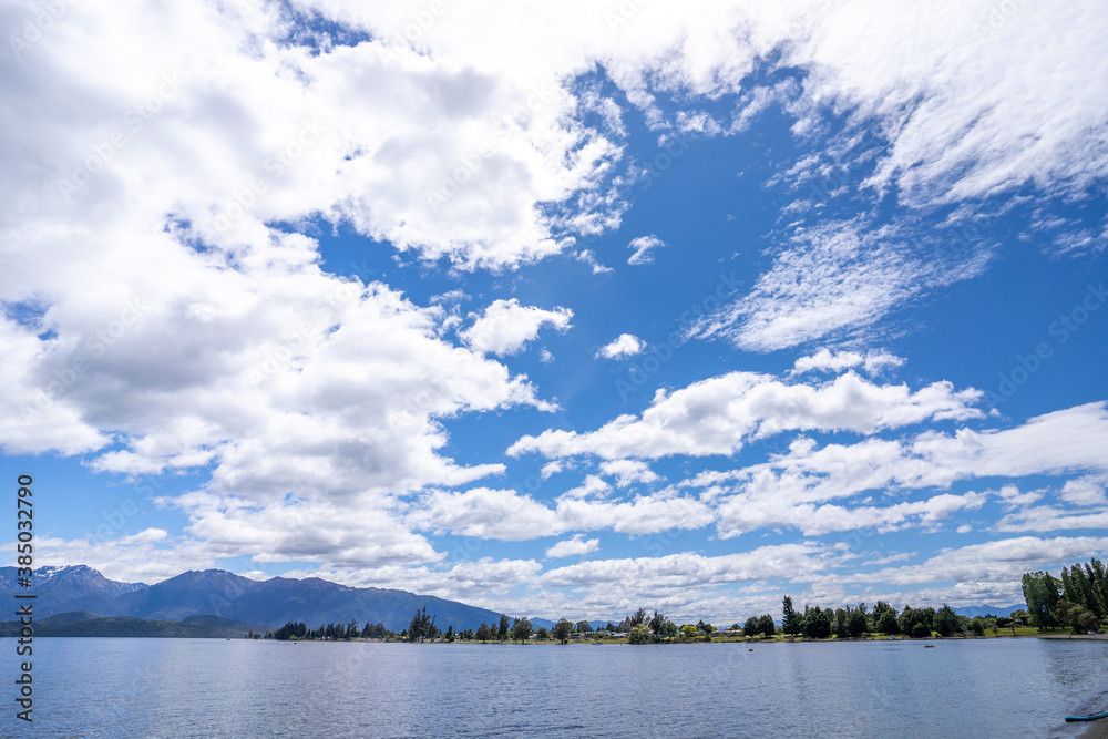 Foto de Lake Te Anau is in the southwestern corner of the South Island ...
