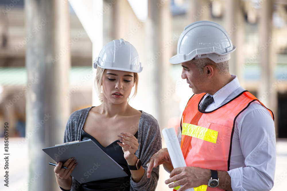 Engineering civil, Construction engineers discussion with architects at ...