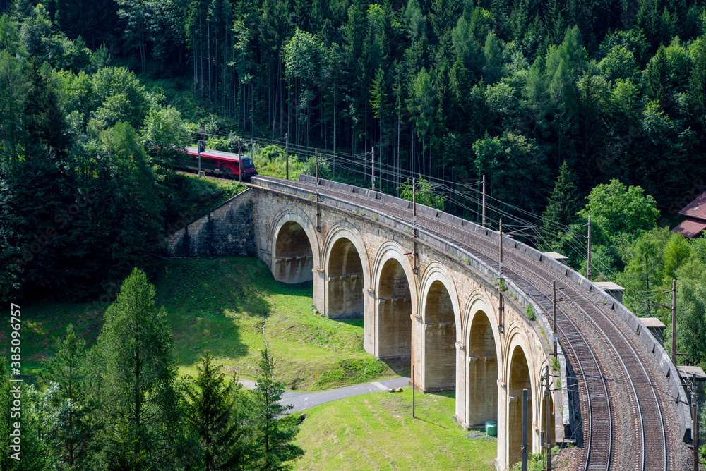 Foto de Train on the viaduct over the Adlitzgraben on the Semmering ...