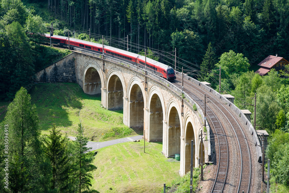 Foto de Train on the viaduct over the Adlitzgraben on the Semmering ...