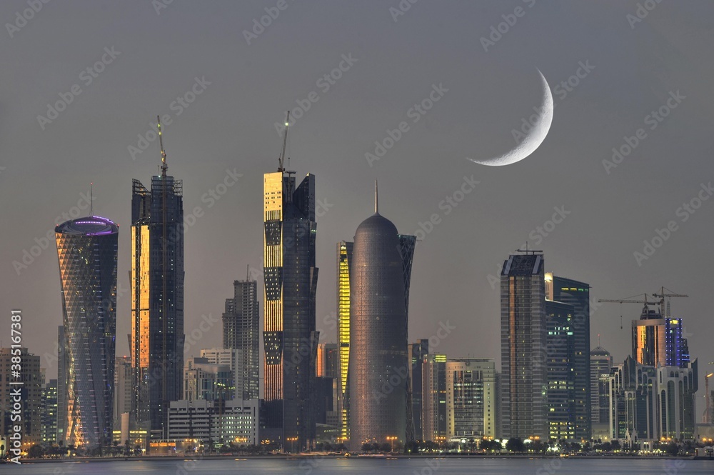 Foto de Twilight shot, skyline of Doha, Tornado Tower, Navigation Tower ...