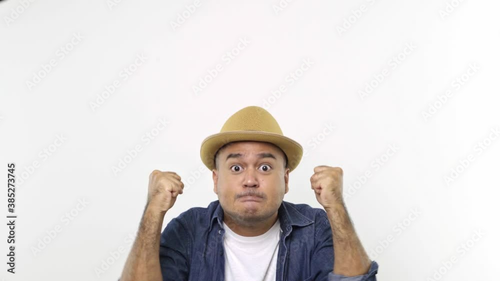 Vidéo Stock Angry man in denim jacket screaming swearing expressive ...