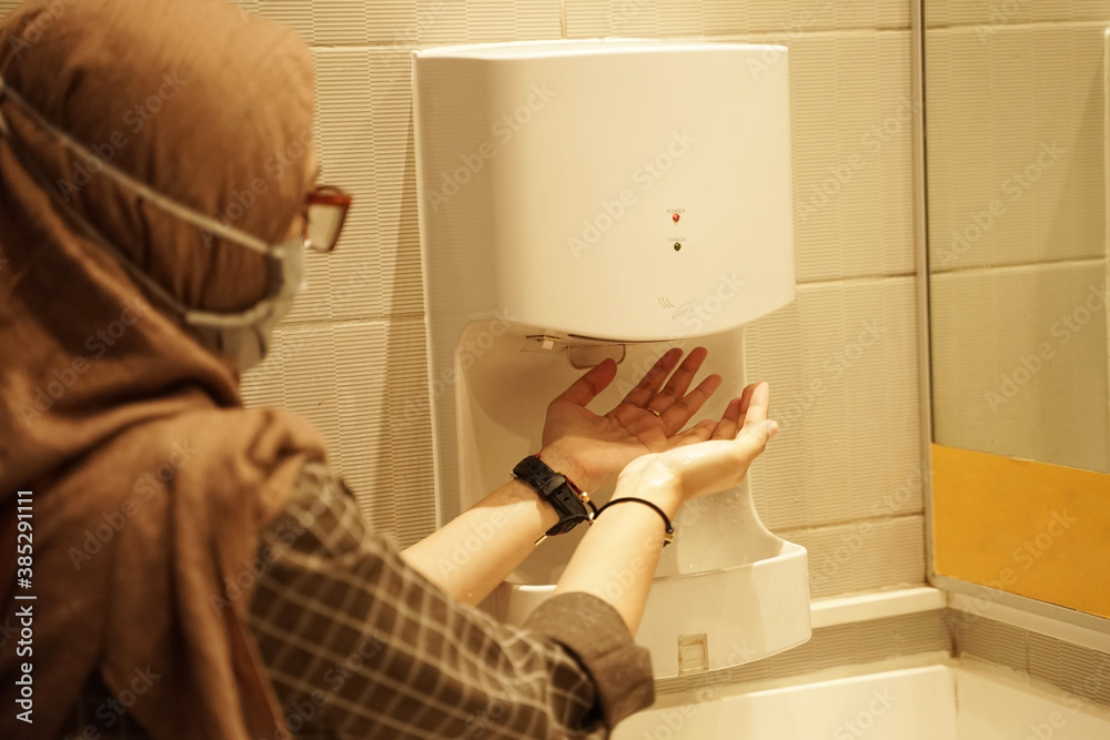 Muslim women are giving examples of proper and proper hand washing ...