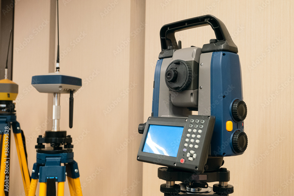 Electronic total station and geodetic radio receiver for determining ...