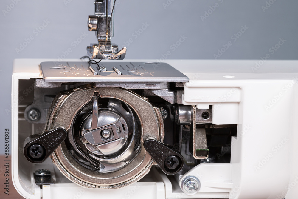 Foot and needle with vertical shuttle mechanism of the sewing machine ...