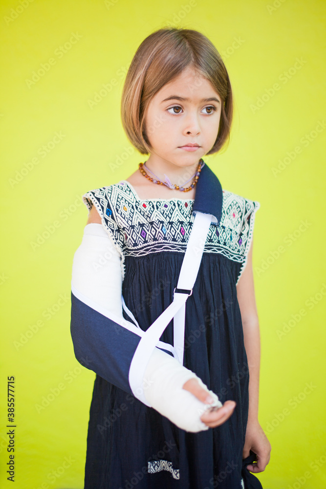 Foto de Niña lastimada con un yeso frente de una pared do Stock | Adobe ...