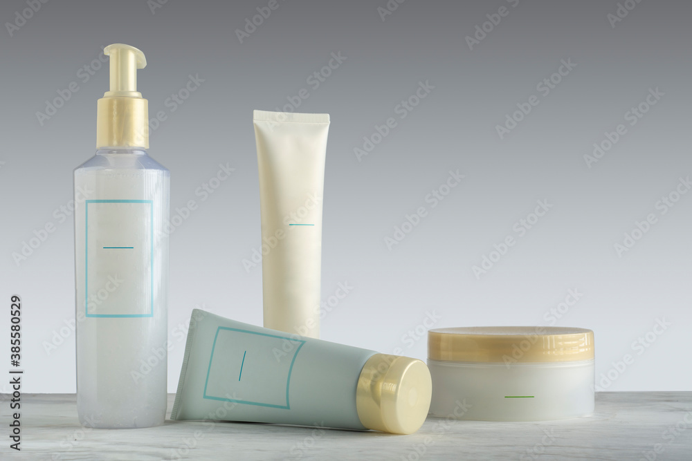 Kit de cremas para el cuidado facial, que incluyen varios productos ...