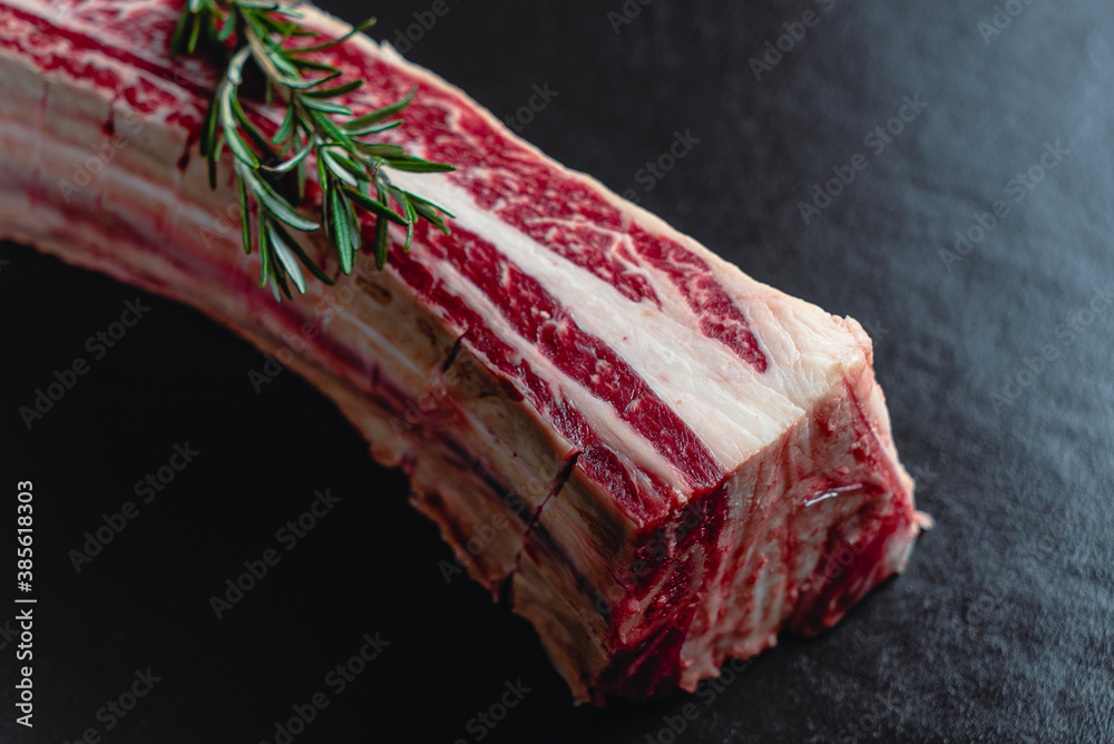 Short Rib asado de tira de res vaca carne roja en fondo negro con ...