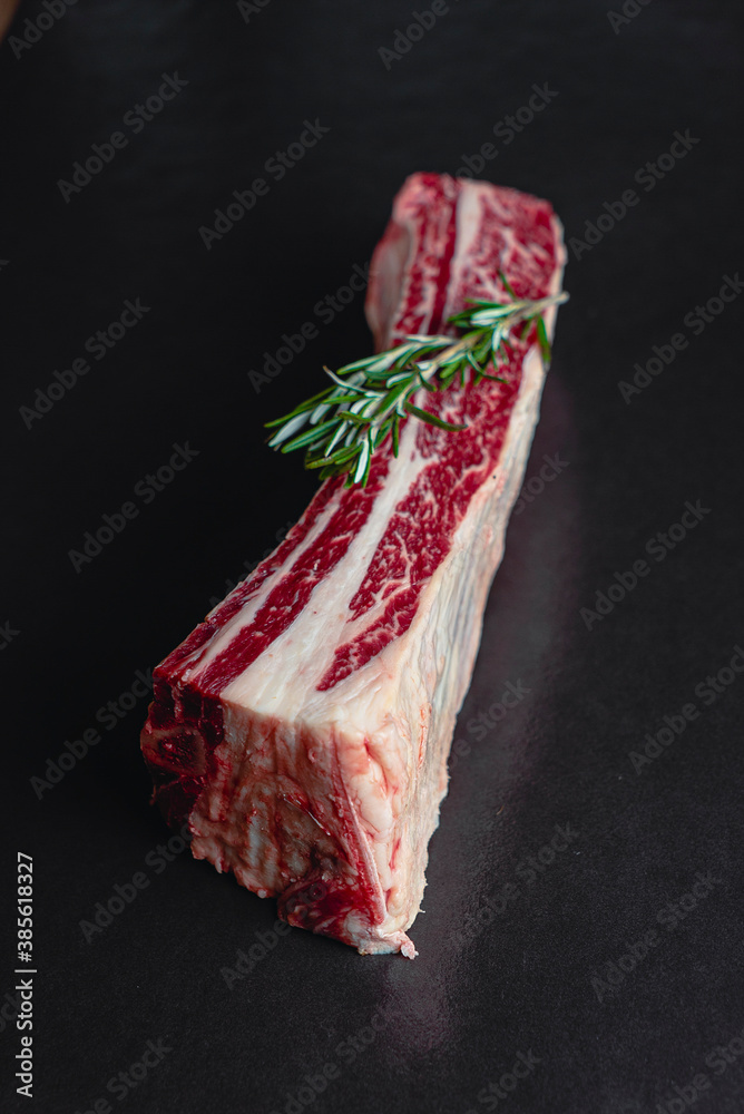 Short Rib asado de tira de res vaca carne roja en fondo negro con ...