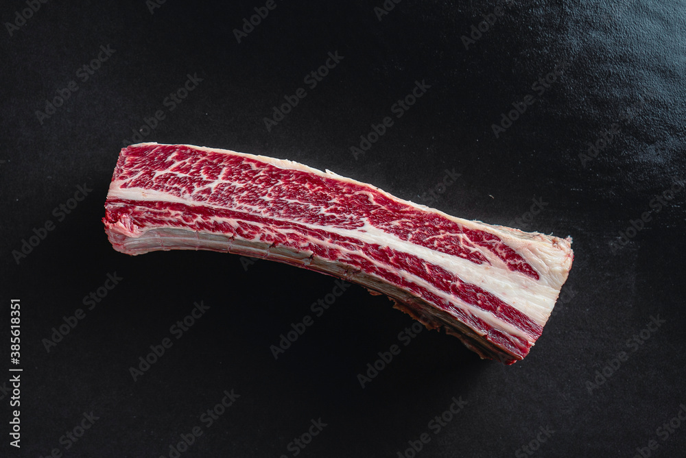 Short Rib asado de tira de res vaca carne roja en fondo negro con ...