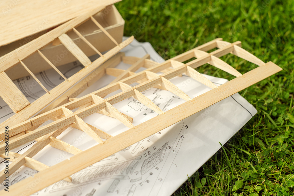 Details for building a glider model, part of the wing and instructions ...