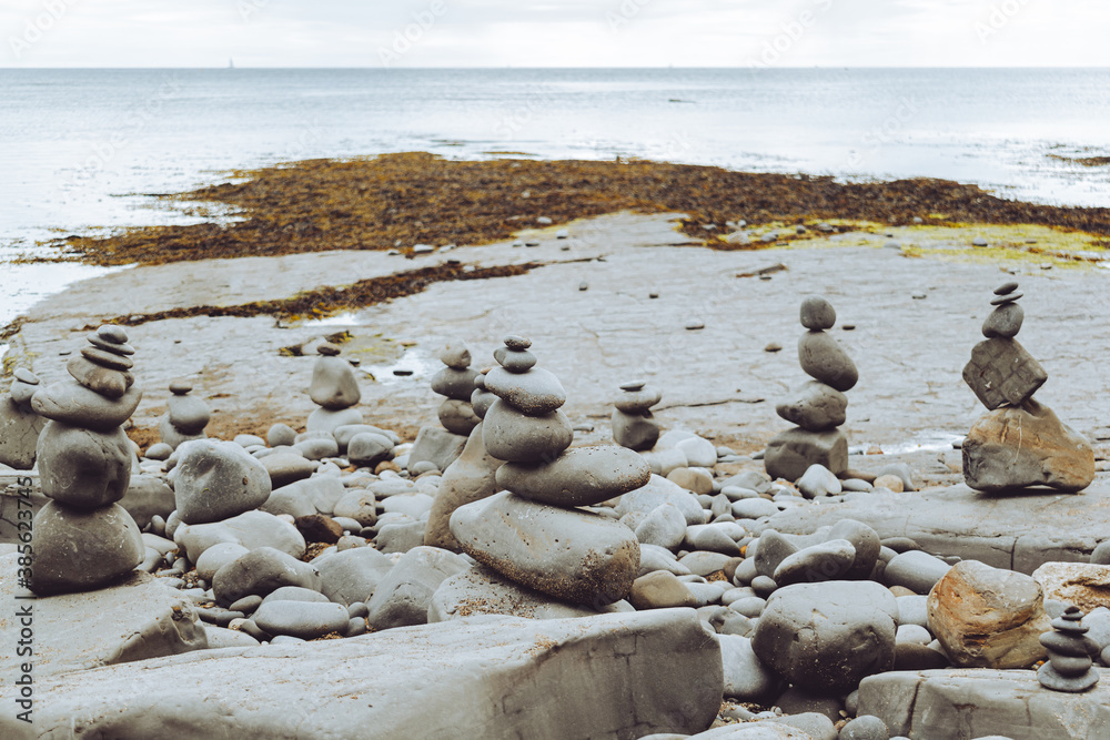 Foto de Stacked rocks into a standing still formation, pebbles by the ...