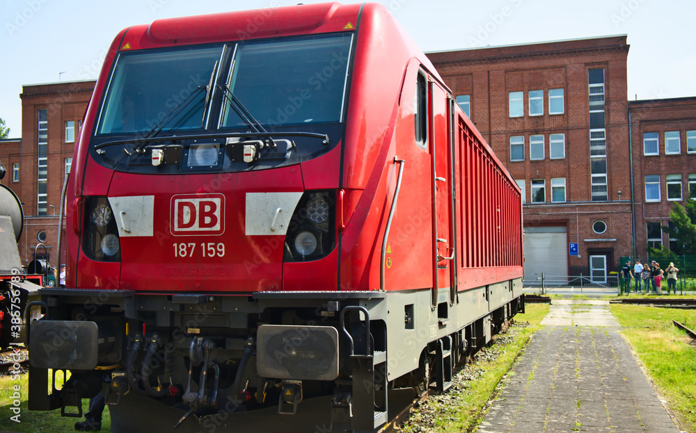 Foto de Red historic electric locomotive of the company Bombardier with ...