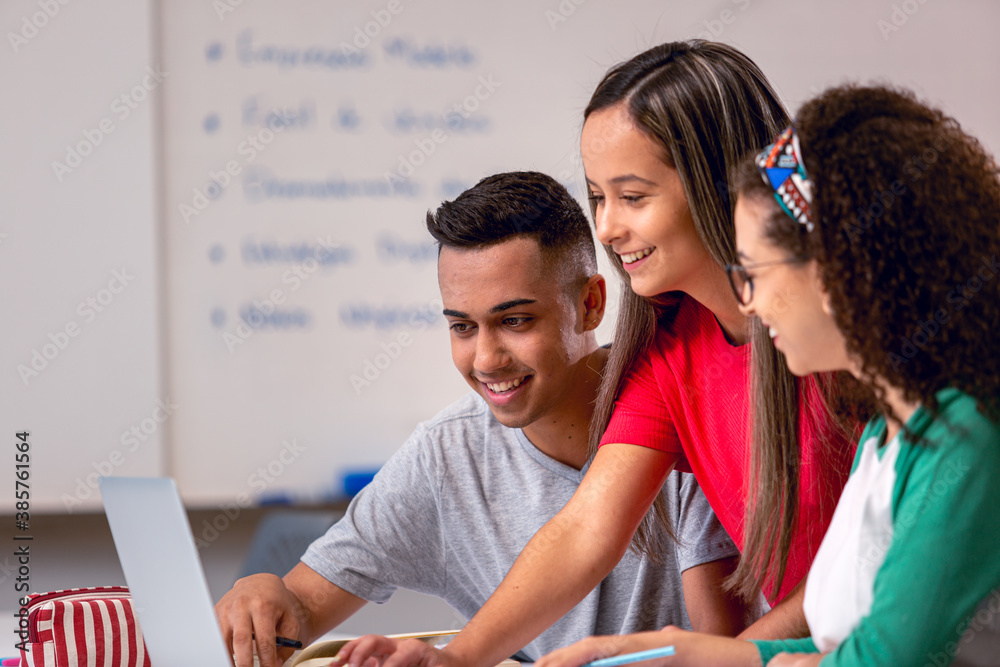Foto de Grupo de alunos em sala de aula do Stock | Adobe Stock