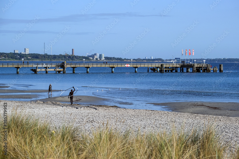 Blick über den Strand von Scharbeutz in der Lübecker Bucht an der ...