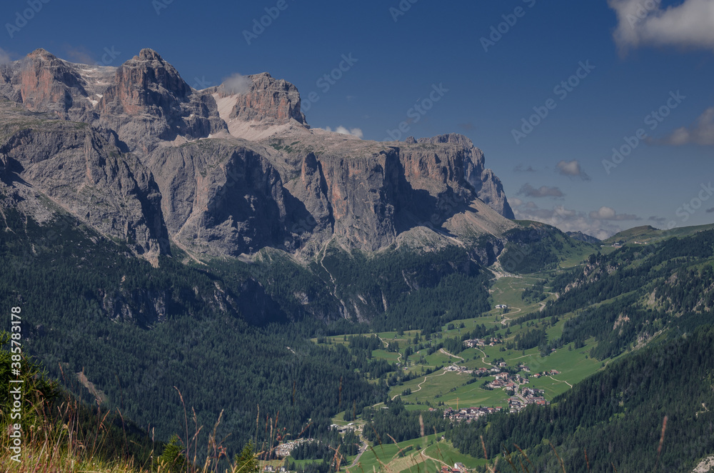 Foto de View of the north side of Sella mountain group, plateau-shaped ...
