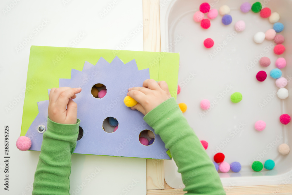 Hedgehog. Sorting game for young children. Fill the holes with pompoms ...