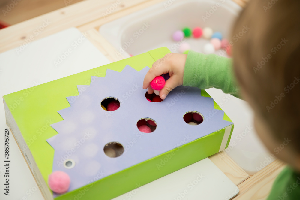 Hedgehog. Sorting game for young children. Fill the holes with pompoms ...