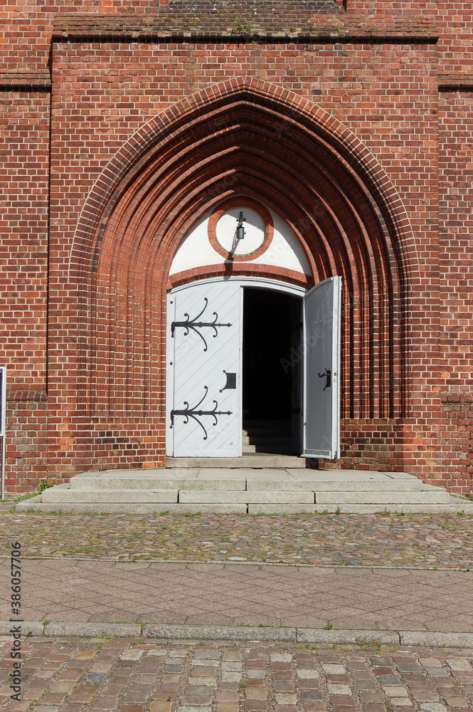 Gotisches Eingangsportal der St. Marien-Kirche Usedom, Ostsee-Insel ...