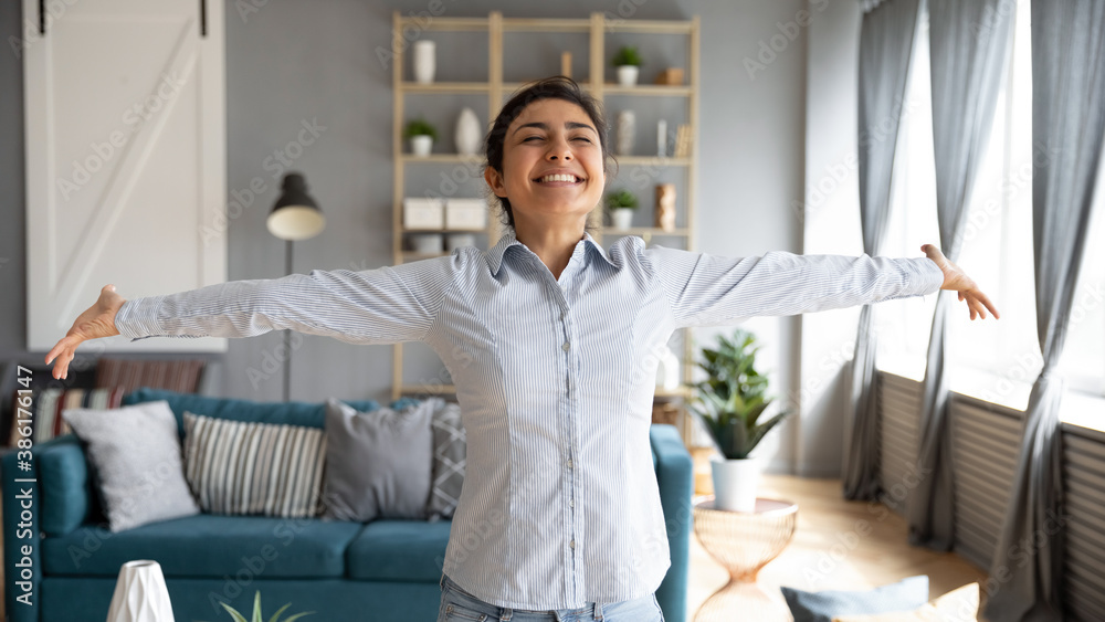 Foto de Lively Indian girl having wide smile standing with arms ...