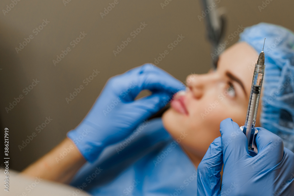 Foto de Lips augmentation injections for attractive girl. Plastic ...