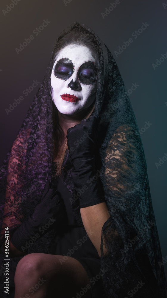Foto de Retrato de mujer mexicana en disfraz de catrina para dia de ...