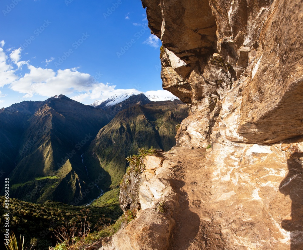 pathway and rock face, Mount Saksarayuq, Andes mountains foto de Stock ...