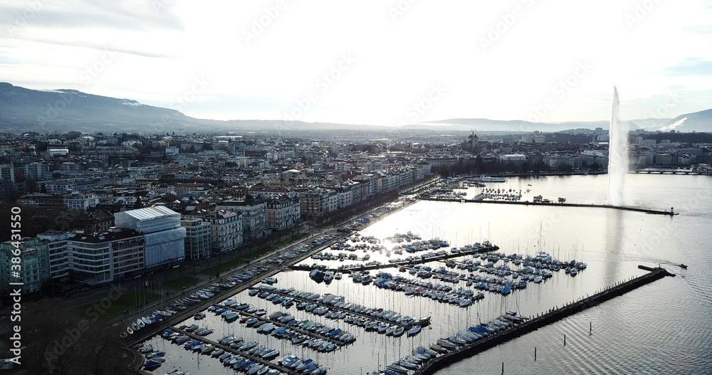 Vue aérienne de la ville de Genève photographiée par un drone en 4k ...