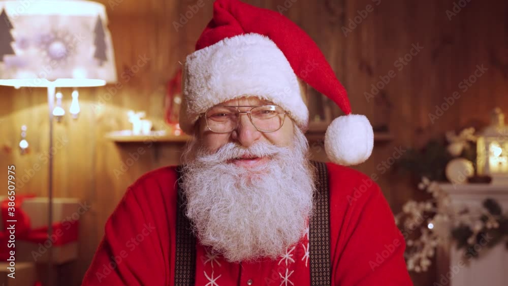 Headshot close up portrait of funny old kind bearded Santa Claus face ...