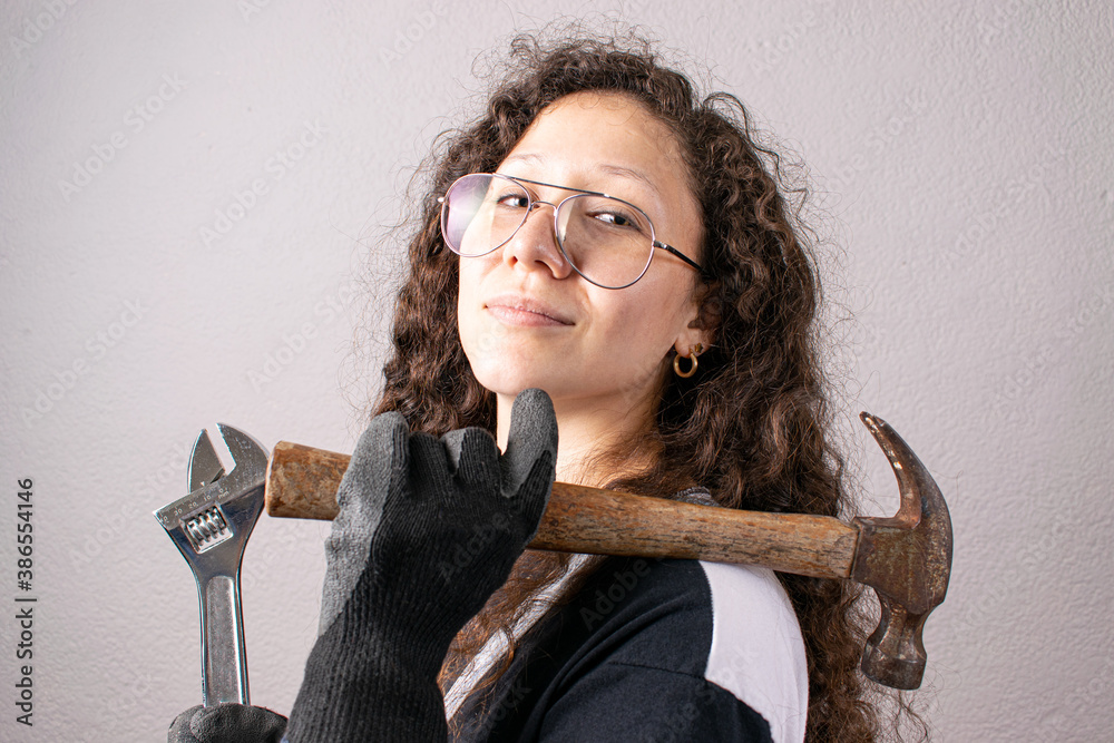 Mujer contratista joven posando con herramientas de construcción como ...