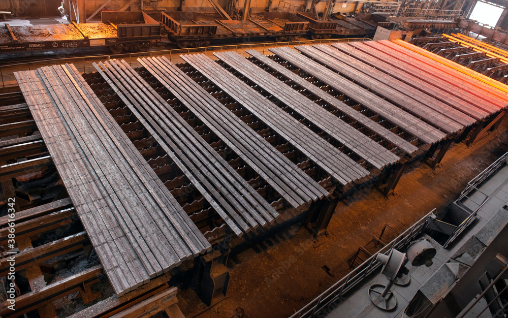 Foto de Steel production in electric furnaces. Sparks of molten steel ...