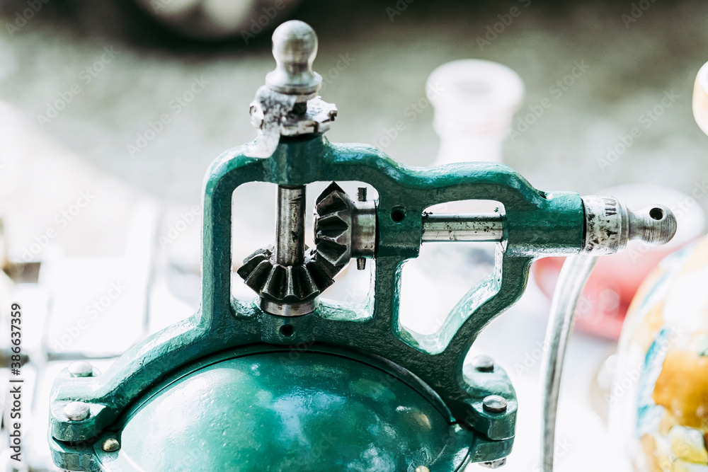 Outil industriel en métal - Closeup sur un engrenage métallique de ...