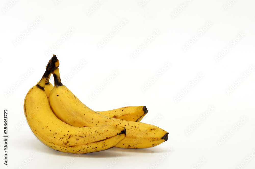 Alte Bananen mit Flecken freigestellt auf weißem Hintergrund Stock-Foto ...