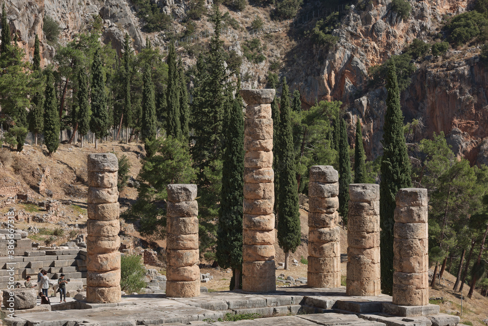 Foto de Apollo Temple in Delphi, an archaeological site in Greece, at ...