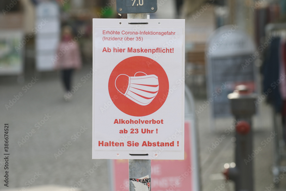Corona Warnschild bzw Hinweisschild auf Maskenpflicht und Alkoholverbot ...