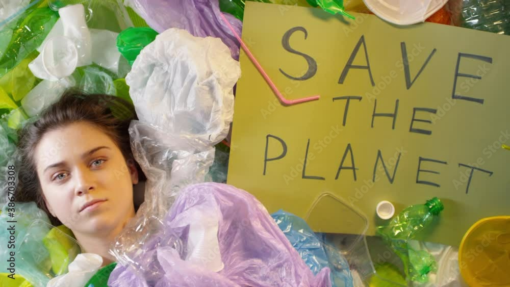 Stockvideo Top view portrait footage of young caucasian girl lying in ...