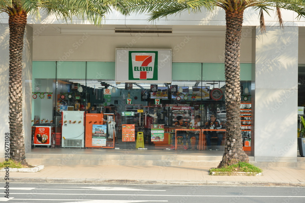 7 Eleven convenience store facade Stock Photo | Adobe Stock