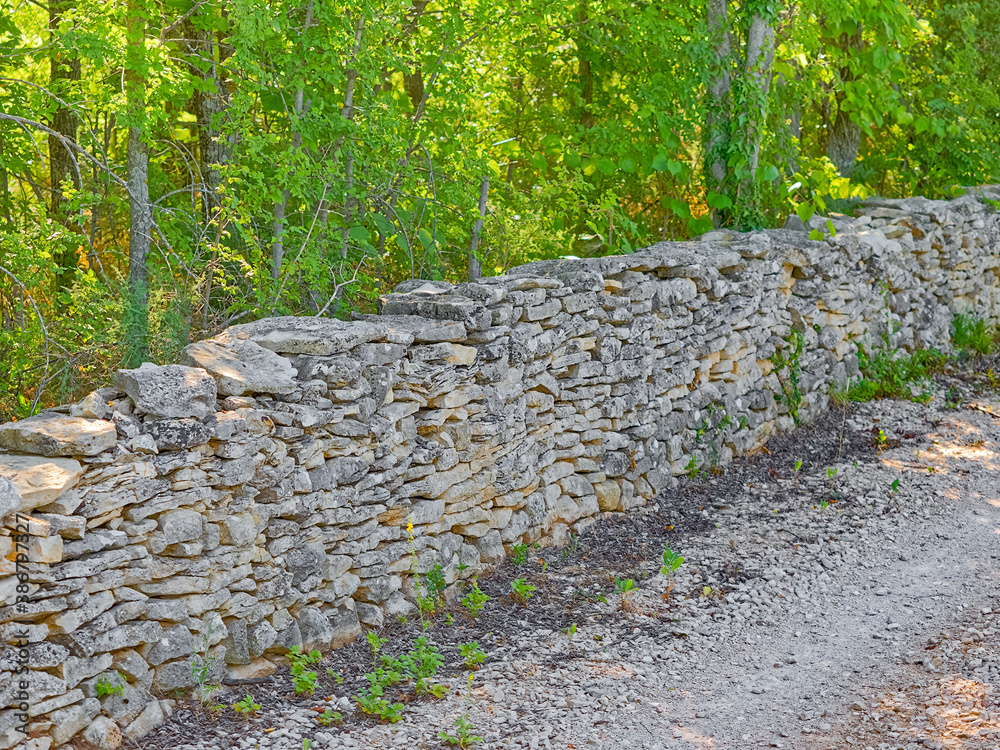 Foto de Traditional drywall in perspective as a fence of dirt road in ...