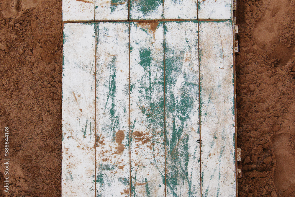 Vista dall’alto di assi di legno dipinte in verde e bianco sulla ...