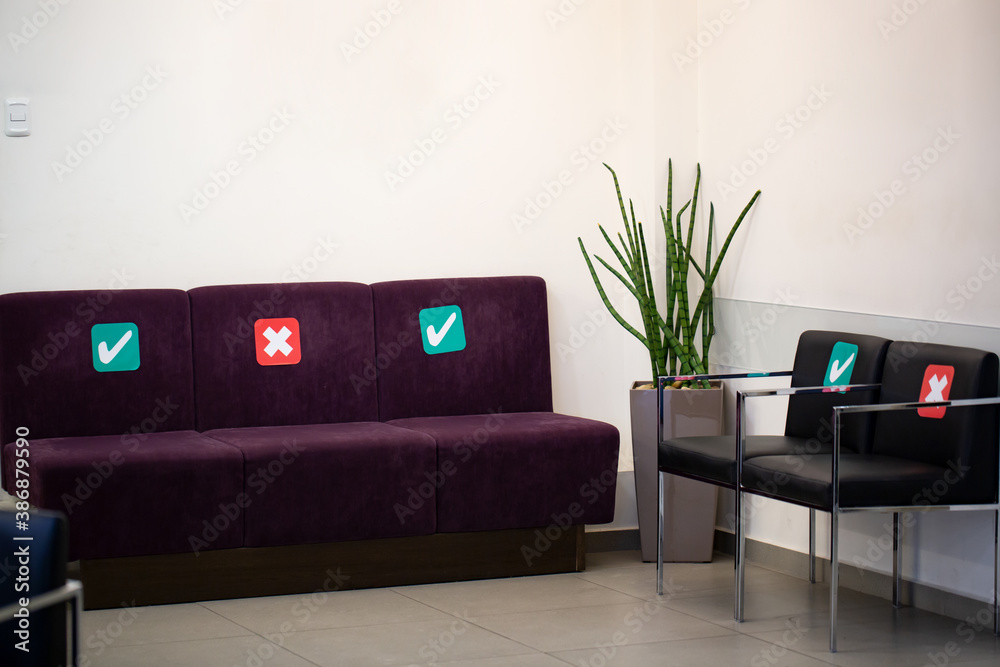 Foto de Waiting room couch in a hospital with COVID-19 social distance ...