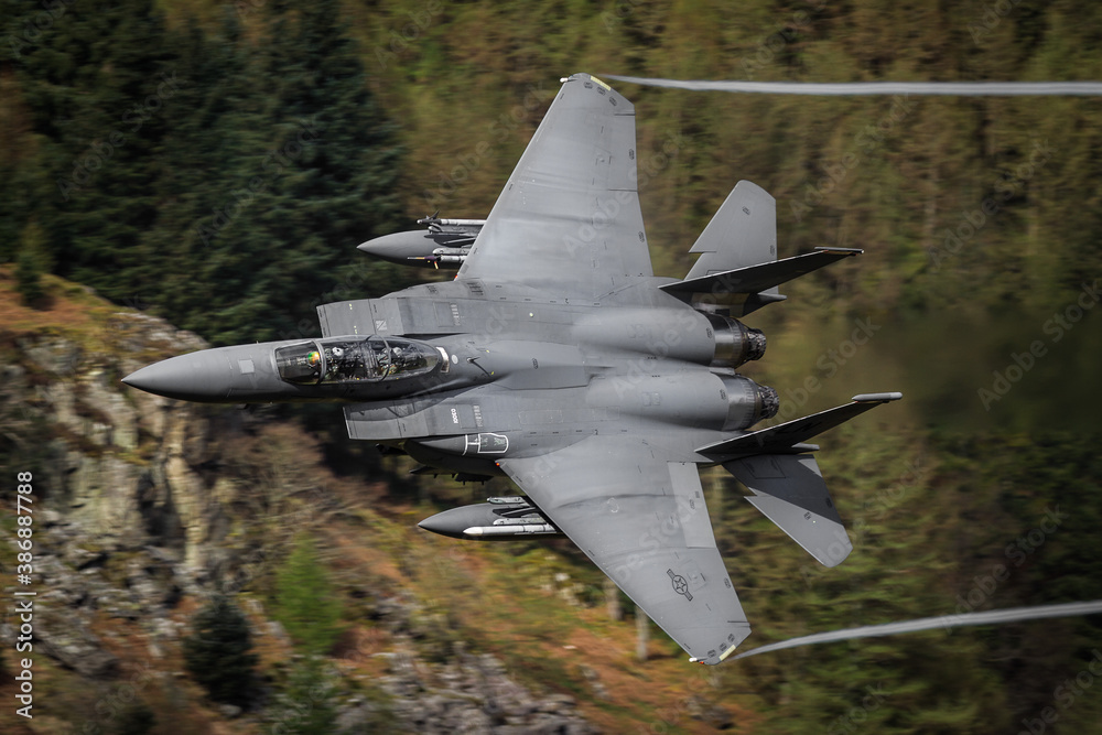 Poster USAF F15E Strike Eagle Low Level in the Welsh mountains – Wandbild | Europosters