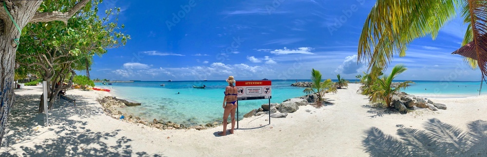 Foto de Maafushi Island No Bikini Beach Panorama with Blue Skies ...
