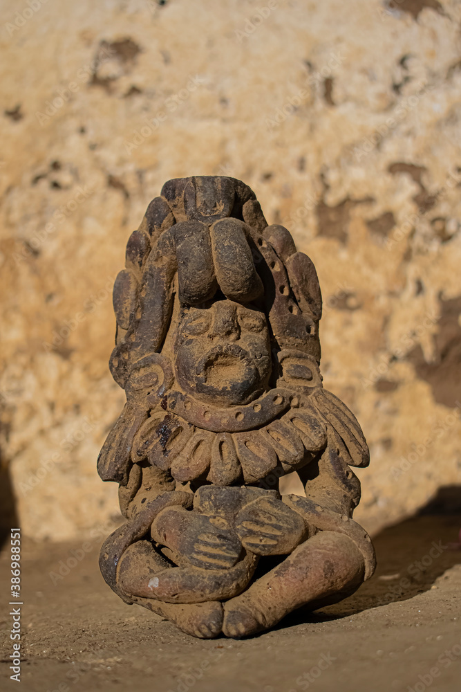 monolito maya, escultura en miniatura antigua de forma de persona Stock ...
