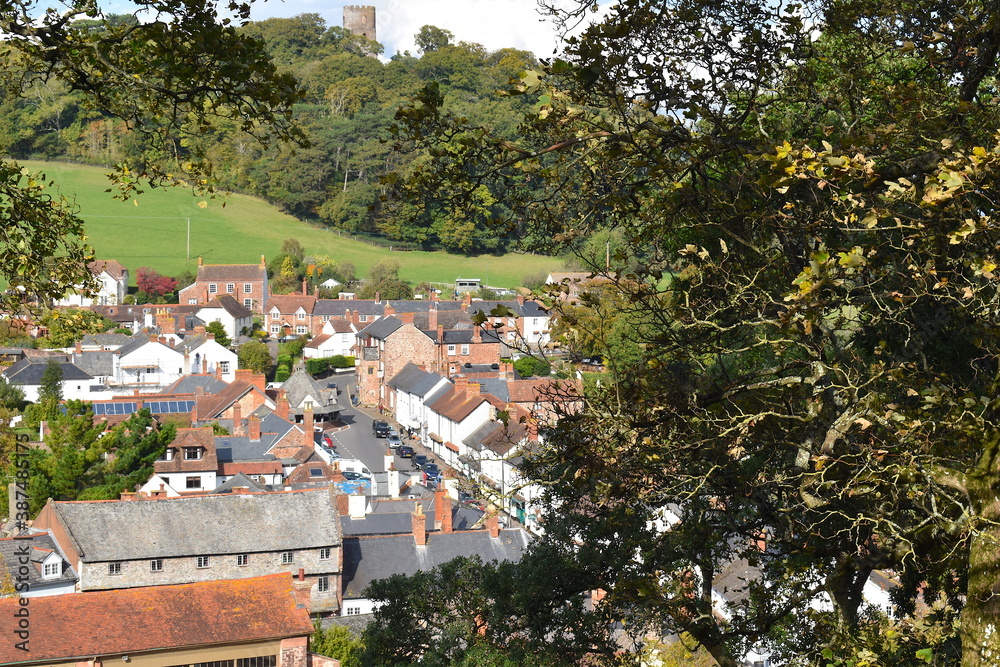 Foto de Dunster village set between foothills of Exmoor national park ...