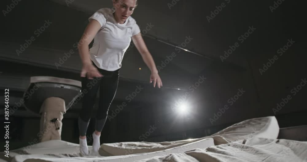 Video „From below of girl doing backflip jump from handstand and ...