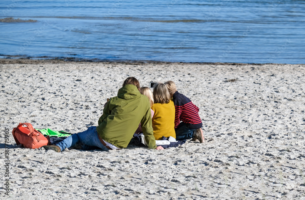 Fotka „Konzept Ferien, Freizeit Urlaub mit der Familie: Mutter, Vater ...