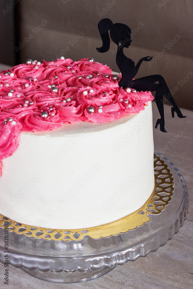 Birthday cake for young lady decorated with flowers. cream cake with ...