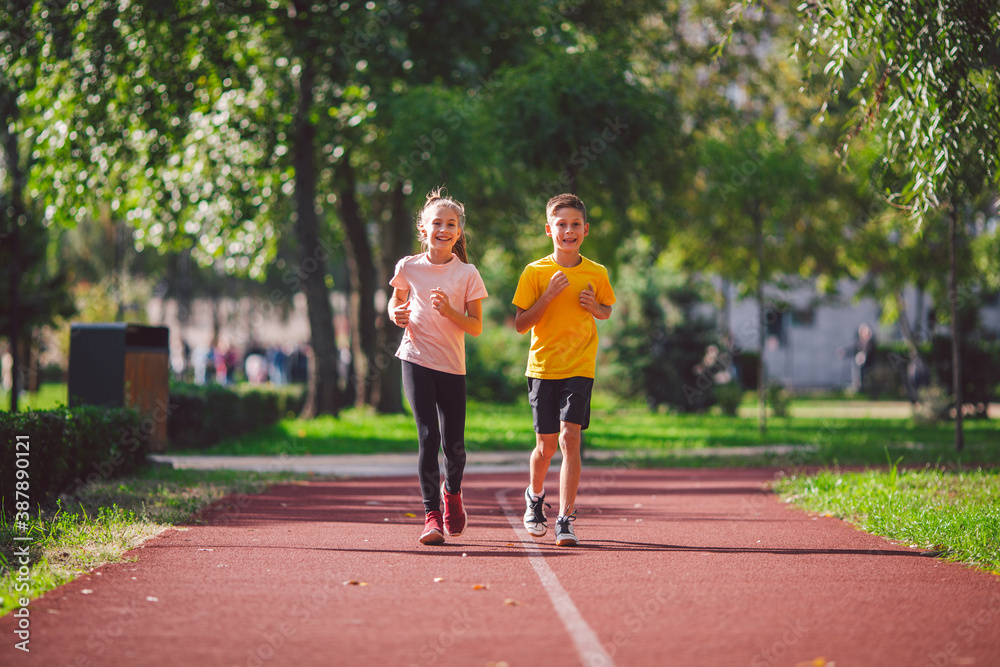 Foto de Kids run. Healthy sport. Child sport, heterosexual twins ...