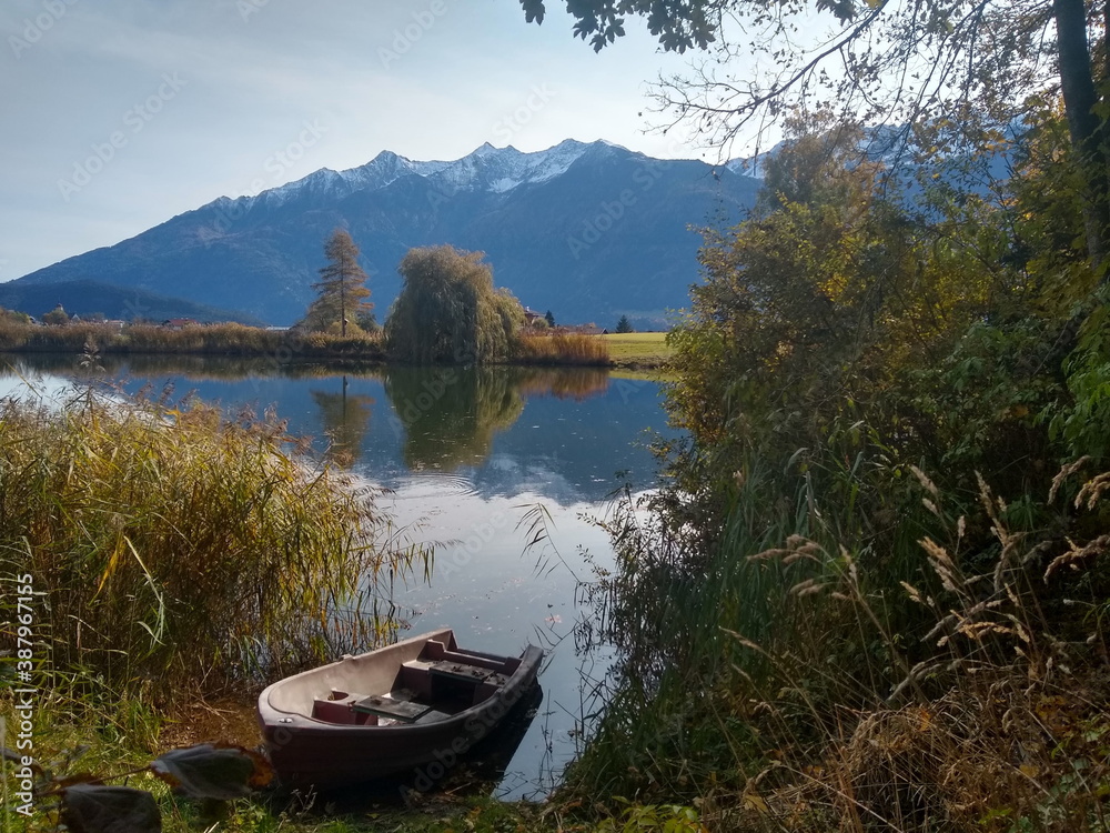 Einsames Boot an herbstlichem See mit Bergpanorama Stock Photo | Adobe ...